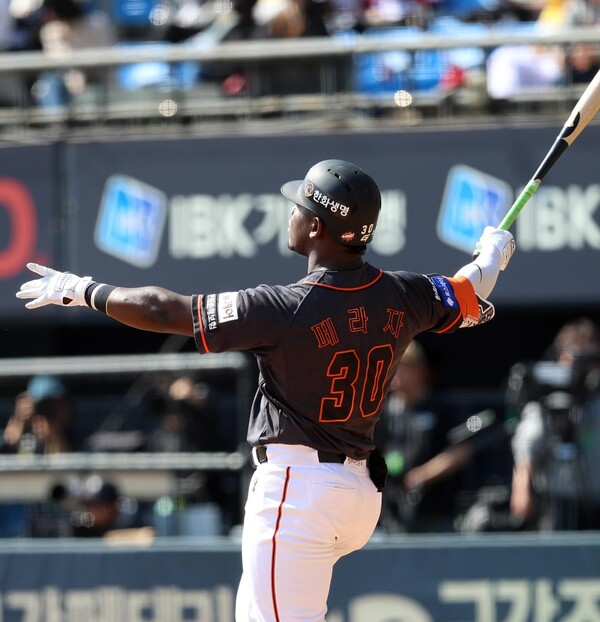 한화, LG 꺾고 설욕…페라자 연타석 홈런·채은성 쐐기포